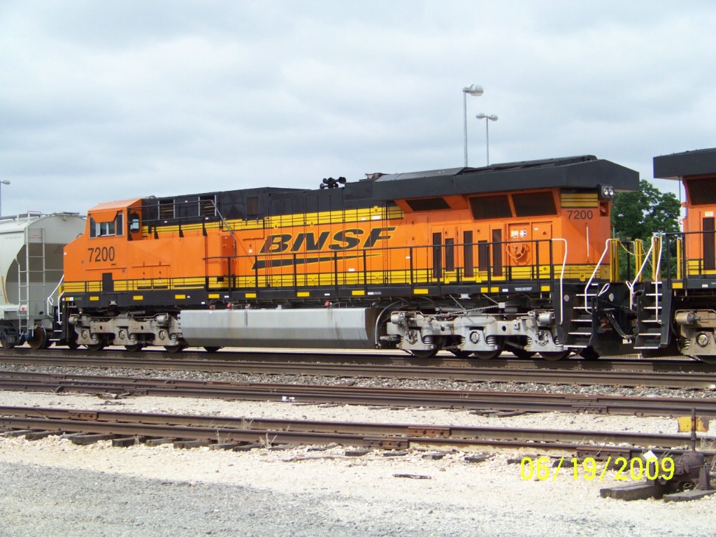 BNSF ES44DC 7200